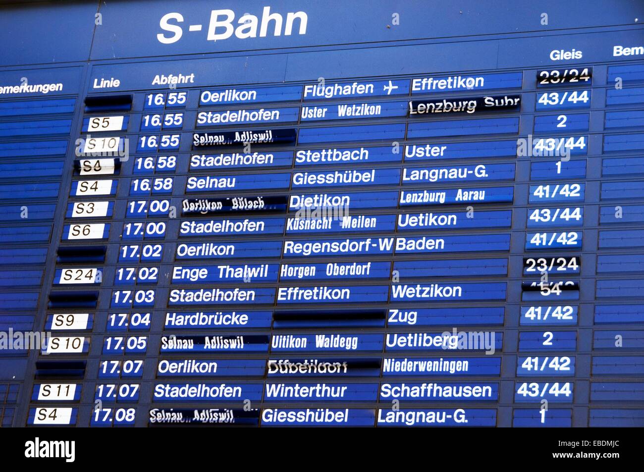 Busy zurich station hi-res stock photography and images - Alamy