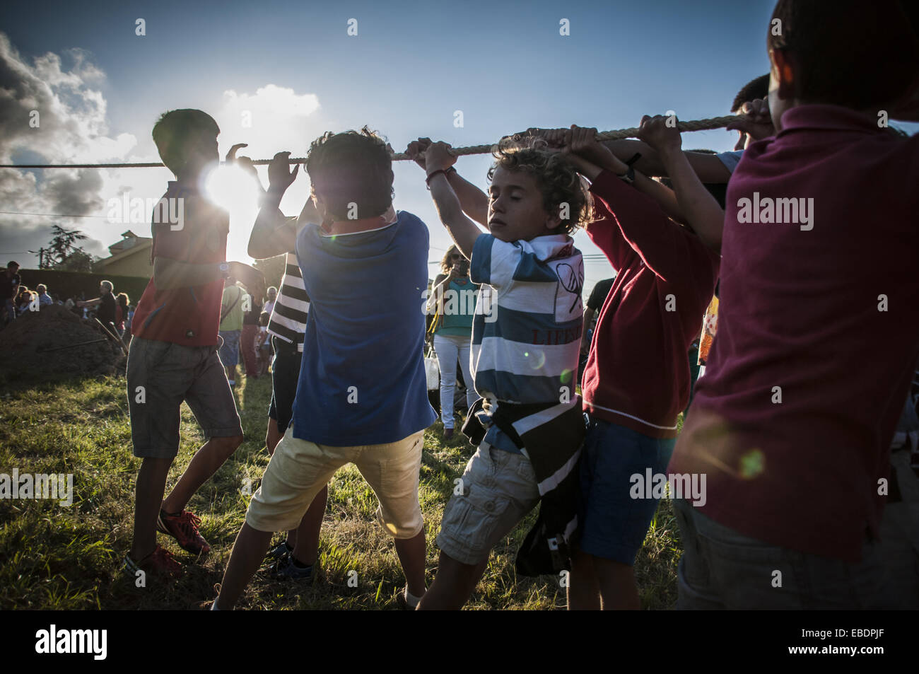 Pulling the strings hi-res stock photography and images - Alamy