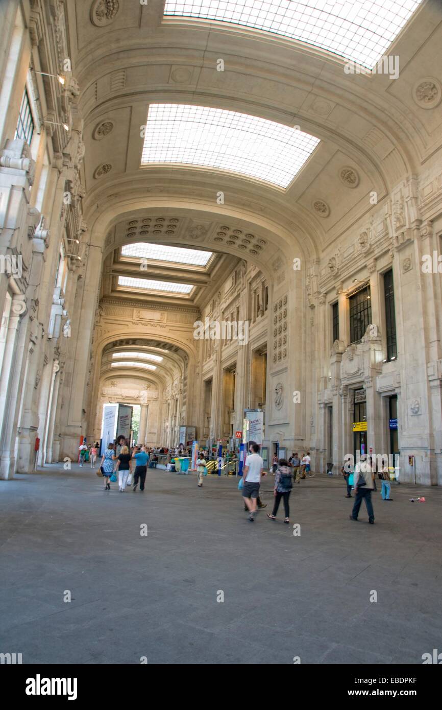 Stazione Di Milano Centrale Interior High Resolution Stock Photography ...