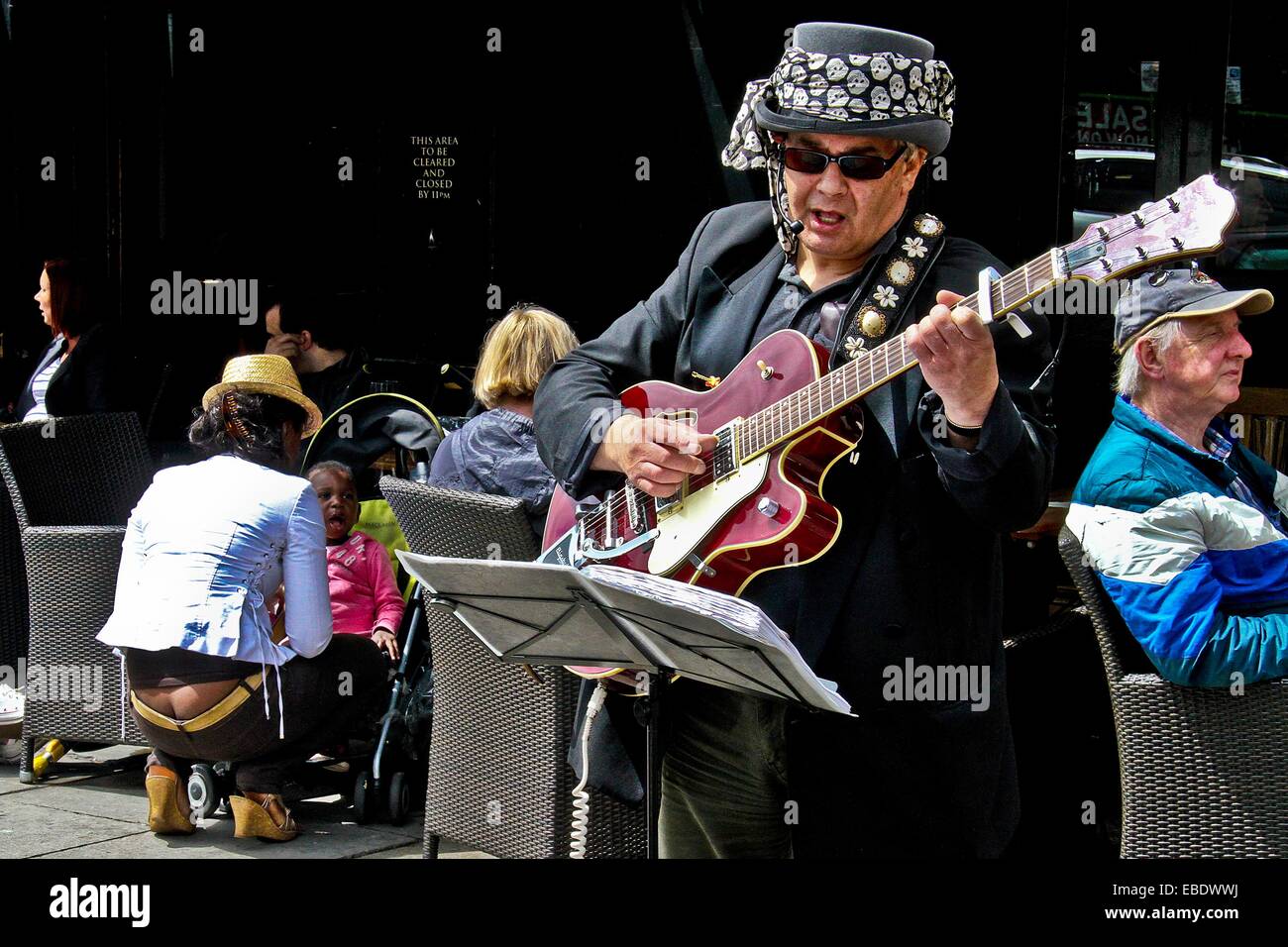 Road musician hi-res stock photography and images - Alamy