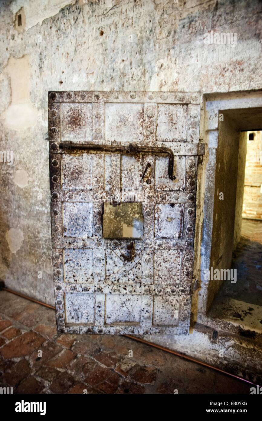 Castello dungeon hi-res stock photography and images - Alamy