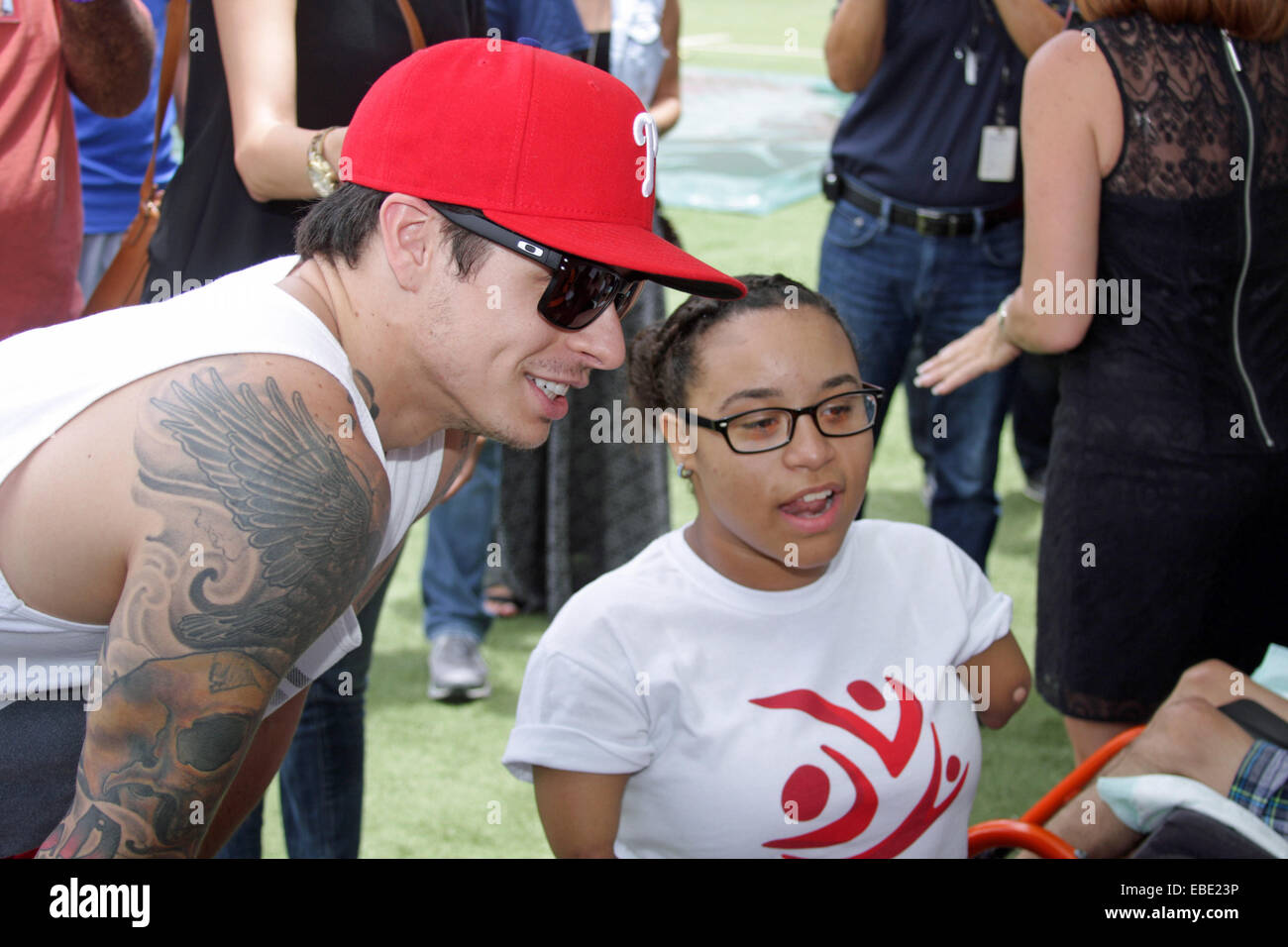 Casper Smart greets children of SER de Puerto Rico before a charity tag ...