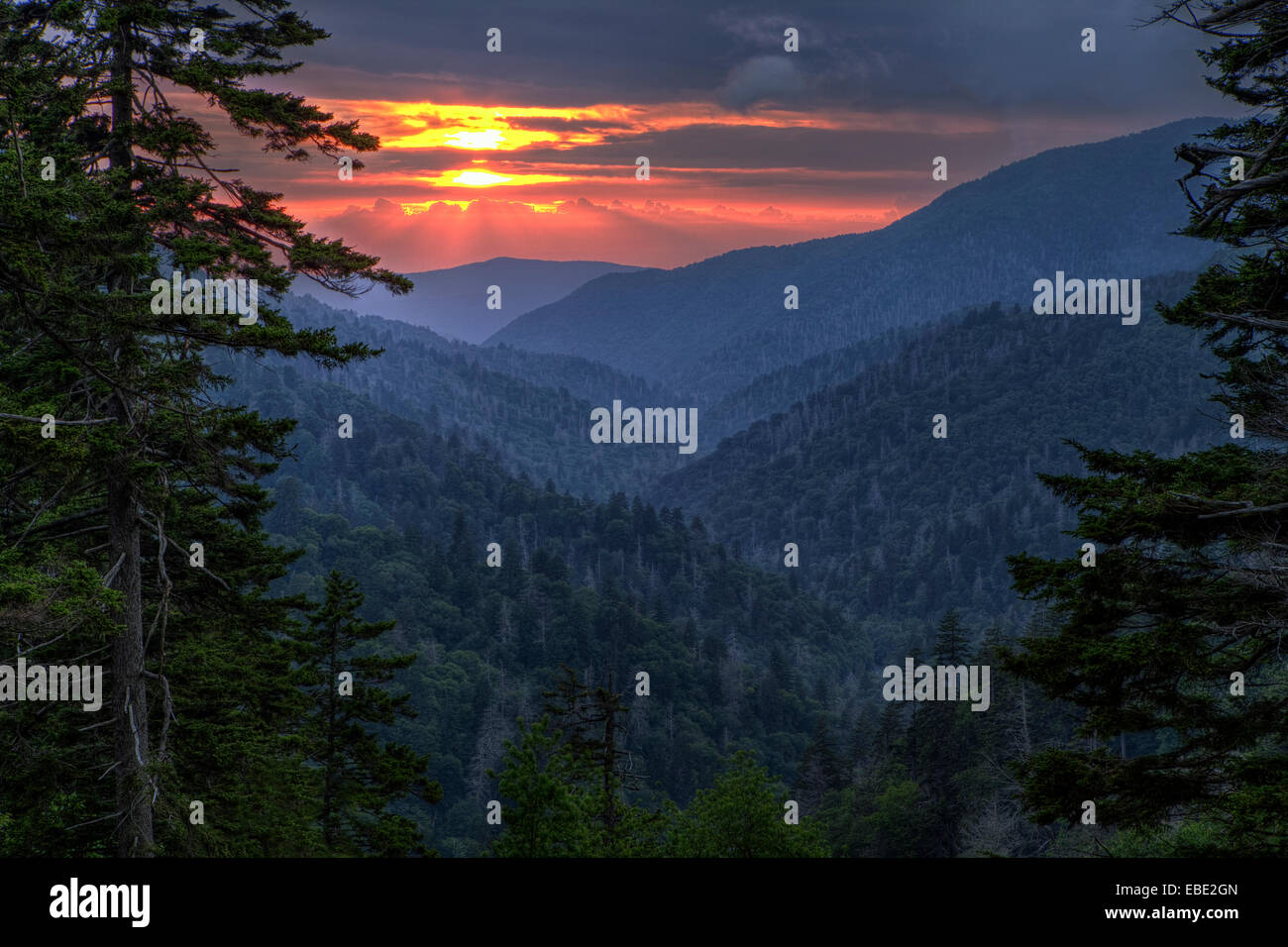 Red sunset between mountains hi-res stock photography and images - Alamy