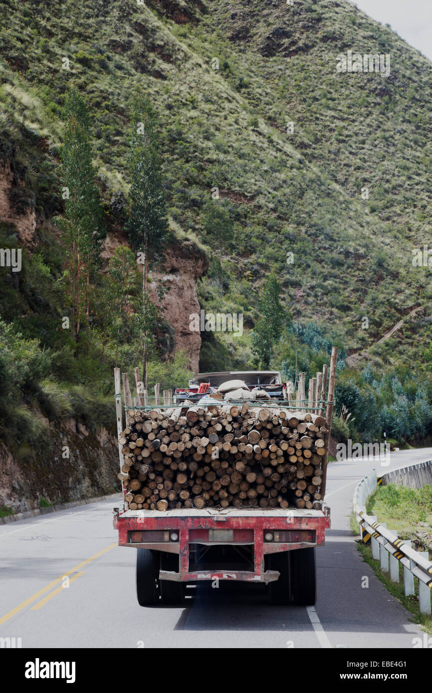 Logging truck on road hi-res stock photography and images - Alamy