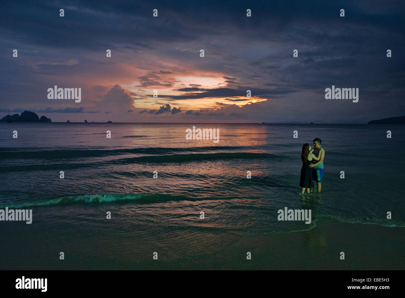Kissing kiss hi-res stock photography and images - Alamy