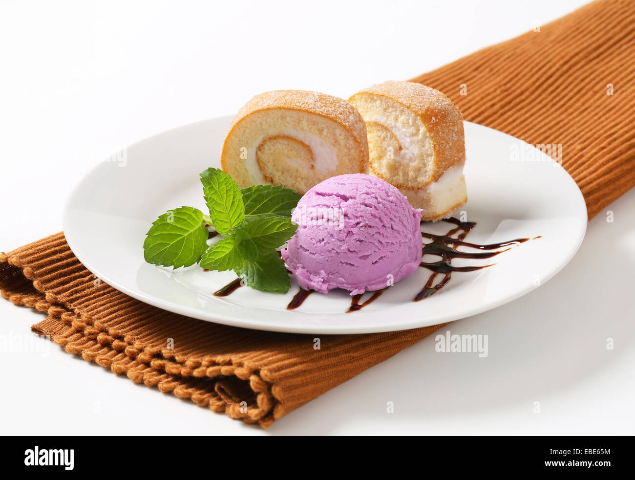 Sponge cake roll with ice cream Stock Photo - Alamy