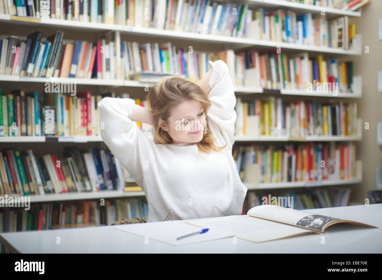 student in library Stock Photo - Alamy