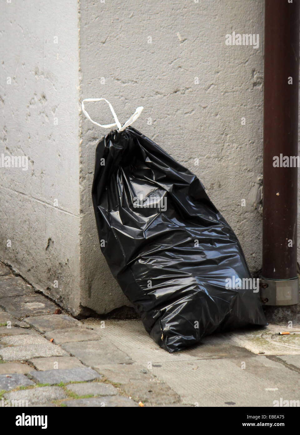 Trash against wall hi-res stock photography and images - Alamy