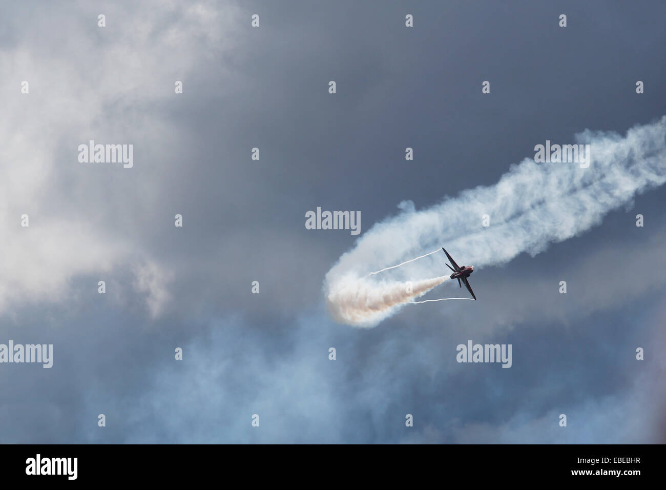 Red arrow with blue sky hi-res stock photography and images - Alamy