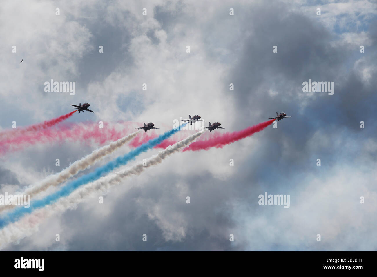 Red arrow with blue sky hi-res stock photography and images - Alamy
