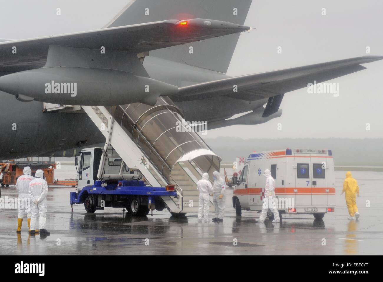 Milan Malpensa Airport (Italy), simulation of arrival with a military ...