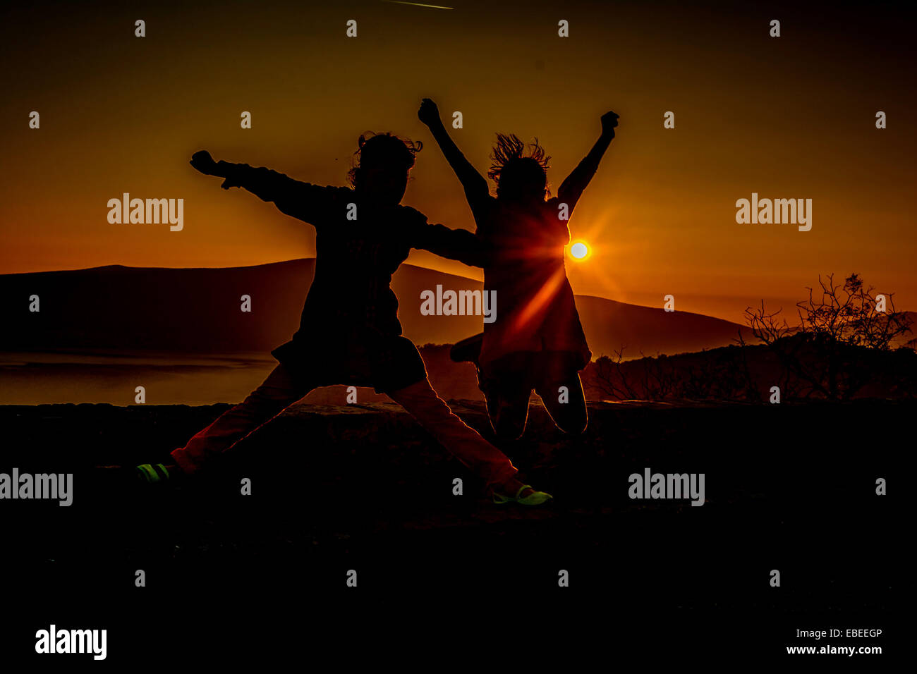 Two girls sunset silhouette hi-res stock photography and images - Alamy