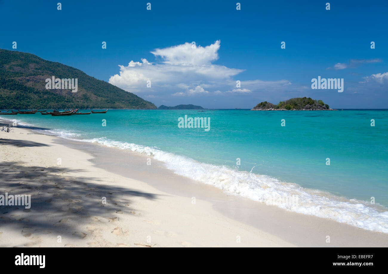 Empty tropical island beach hi-res stock photography and images - Alamy