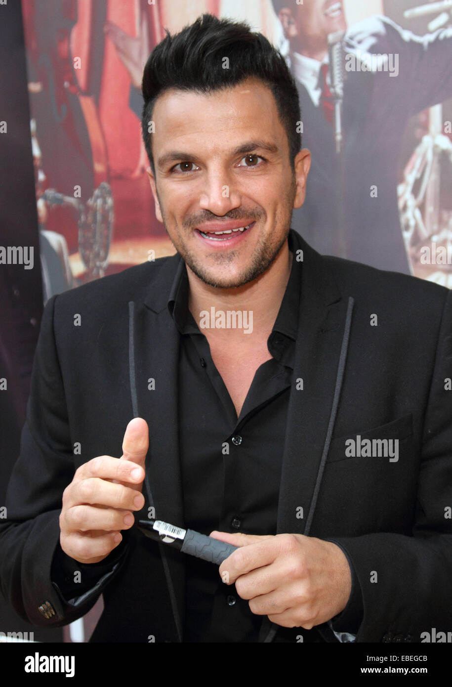 Peter Andre Signing CD of his new album'Big Night' at Intu Shopping ...