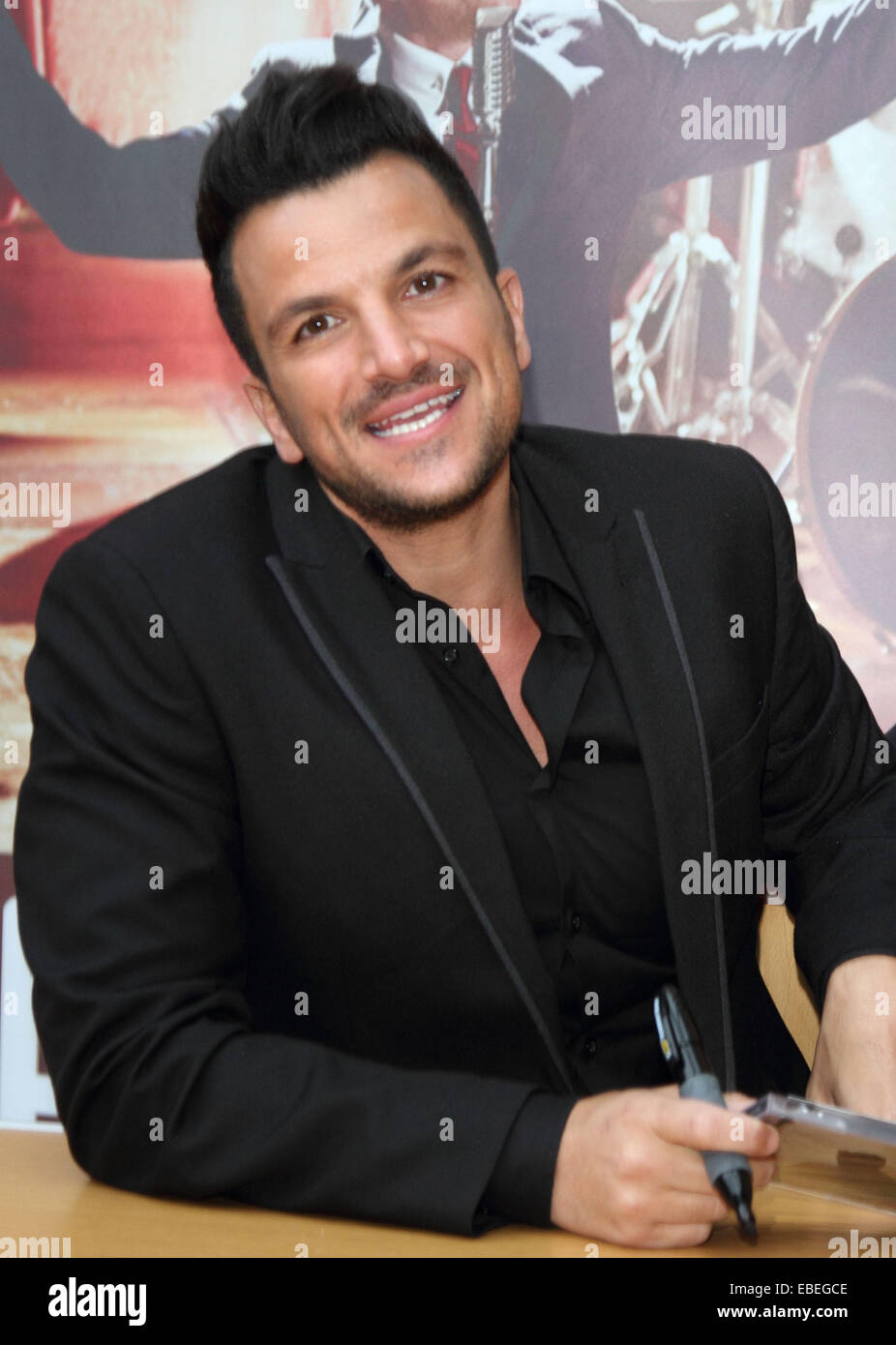 Peter Andre Signing CD of his new album'Big Night' at Intu Shopping ...