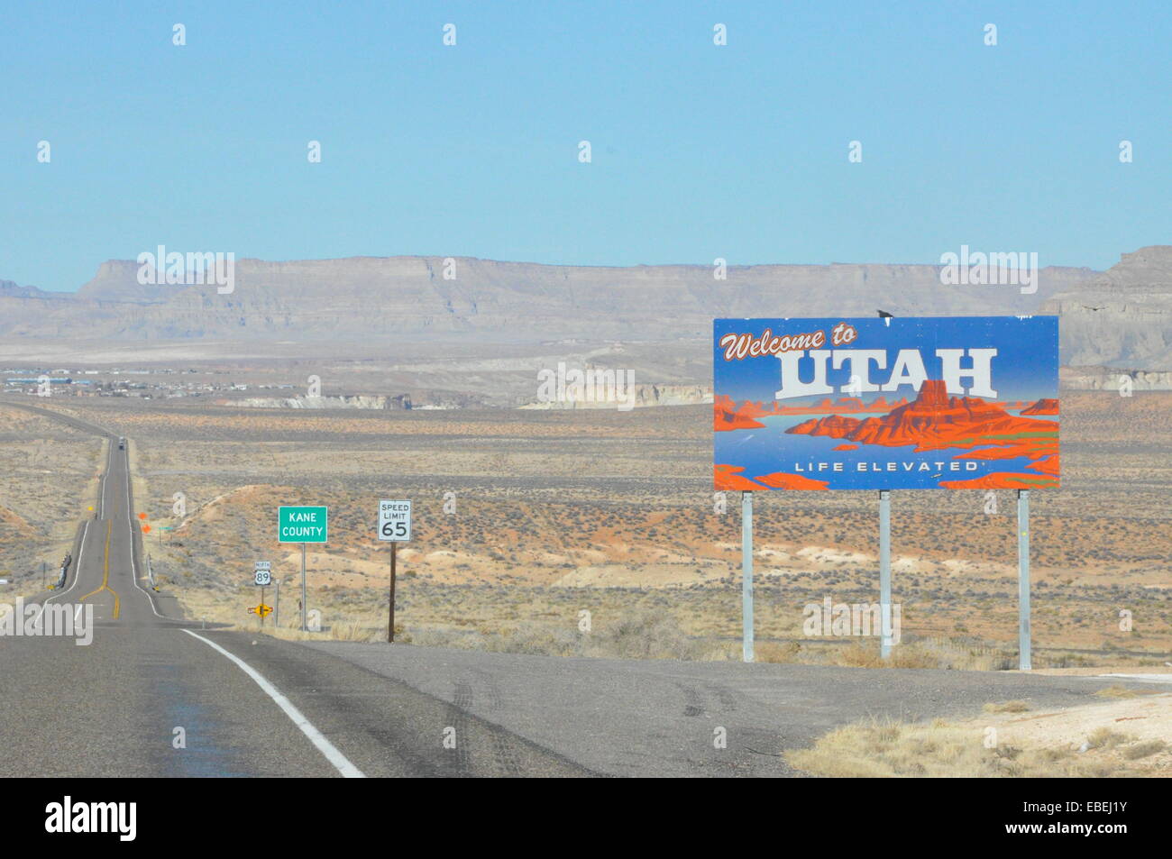 US Highway 89 crossing the border from Arizona to Utah Stock Photo - Alamy