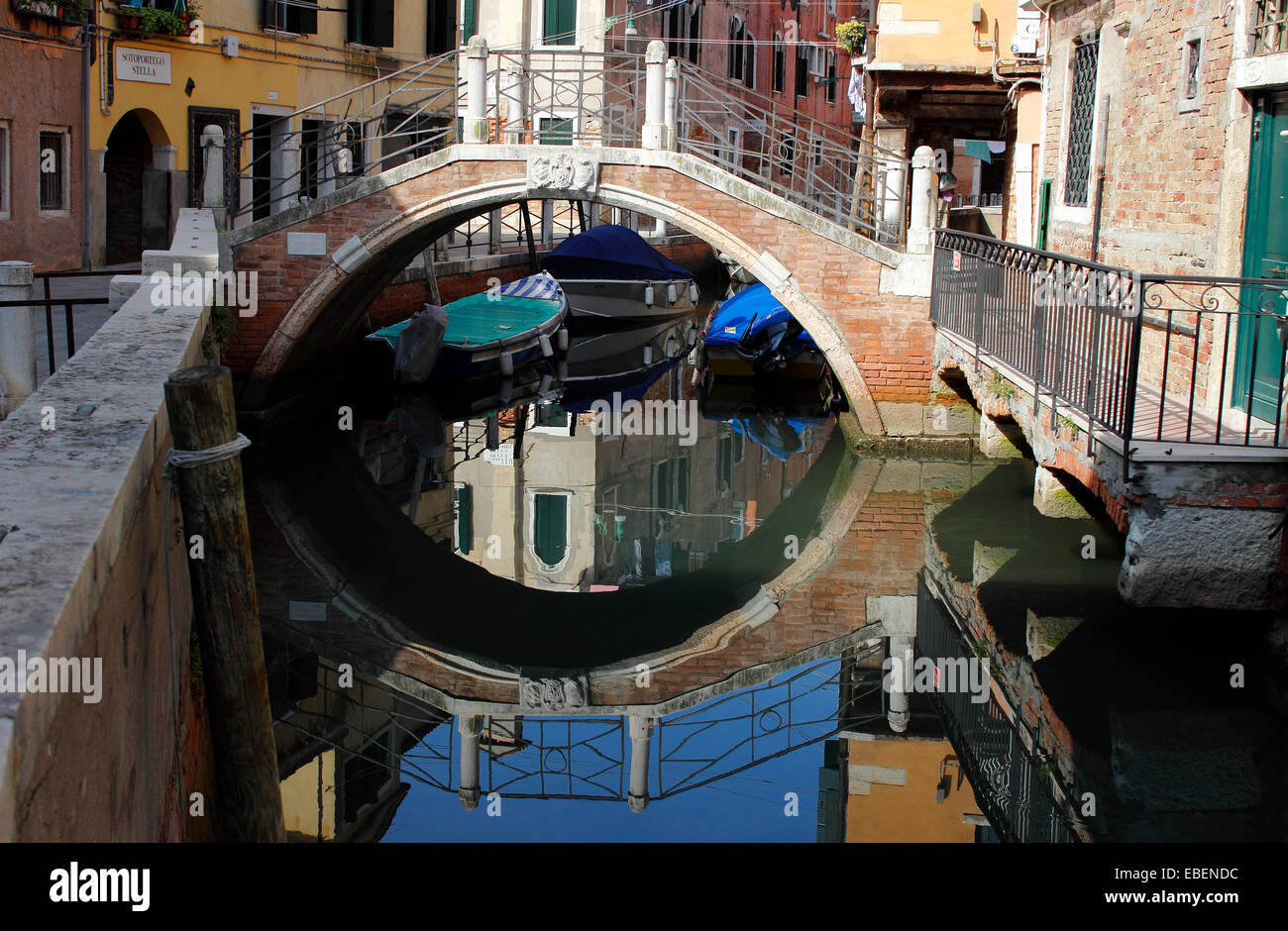 Venice small boats hi-res stock photography and images - Alamy