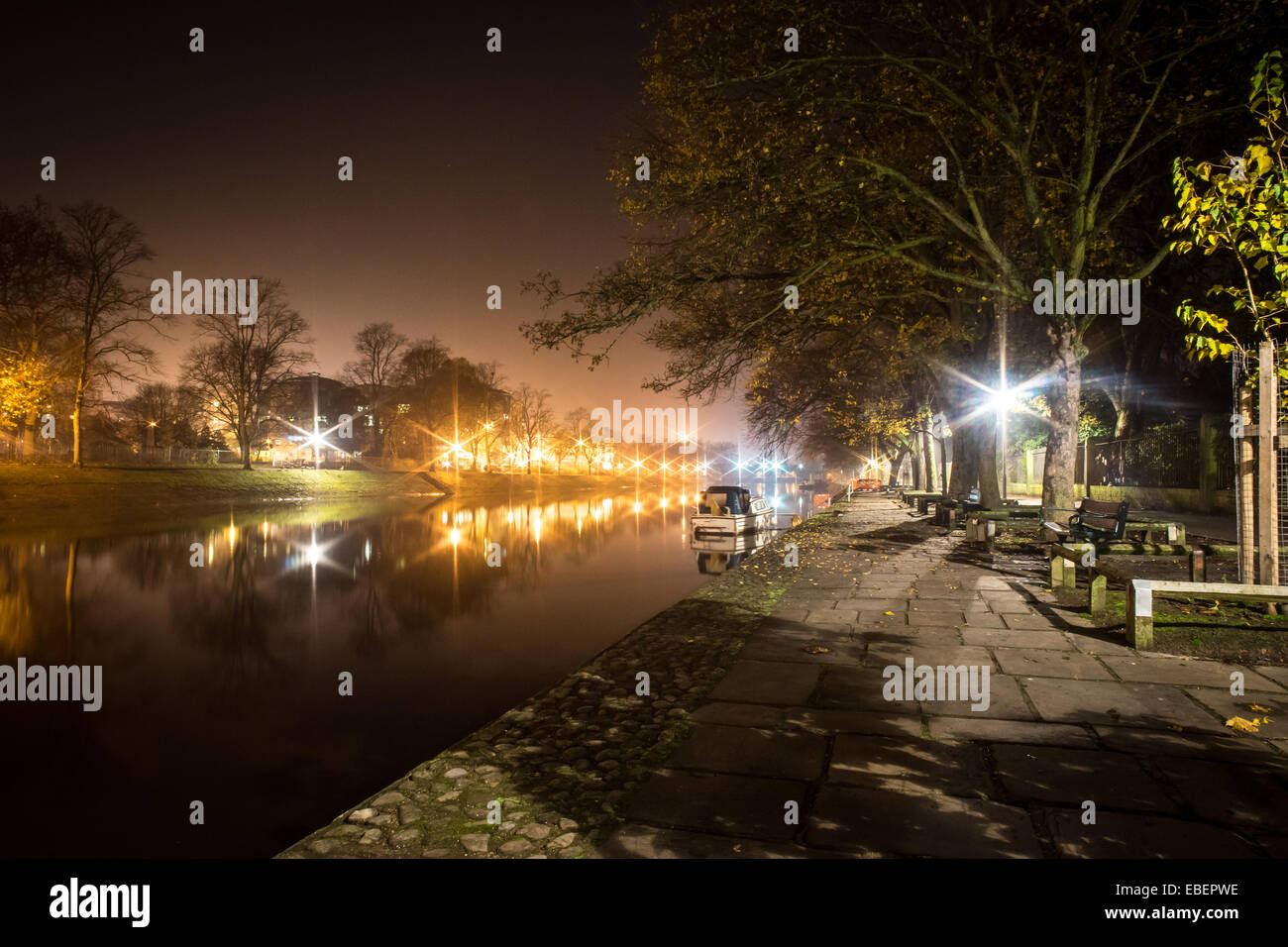 City scene at night hi-res stock photography and images - Alamy