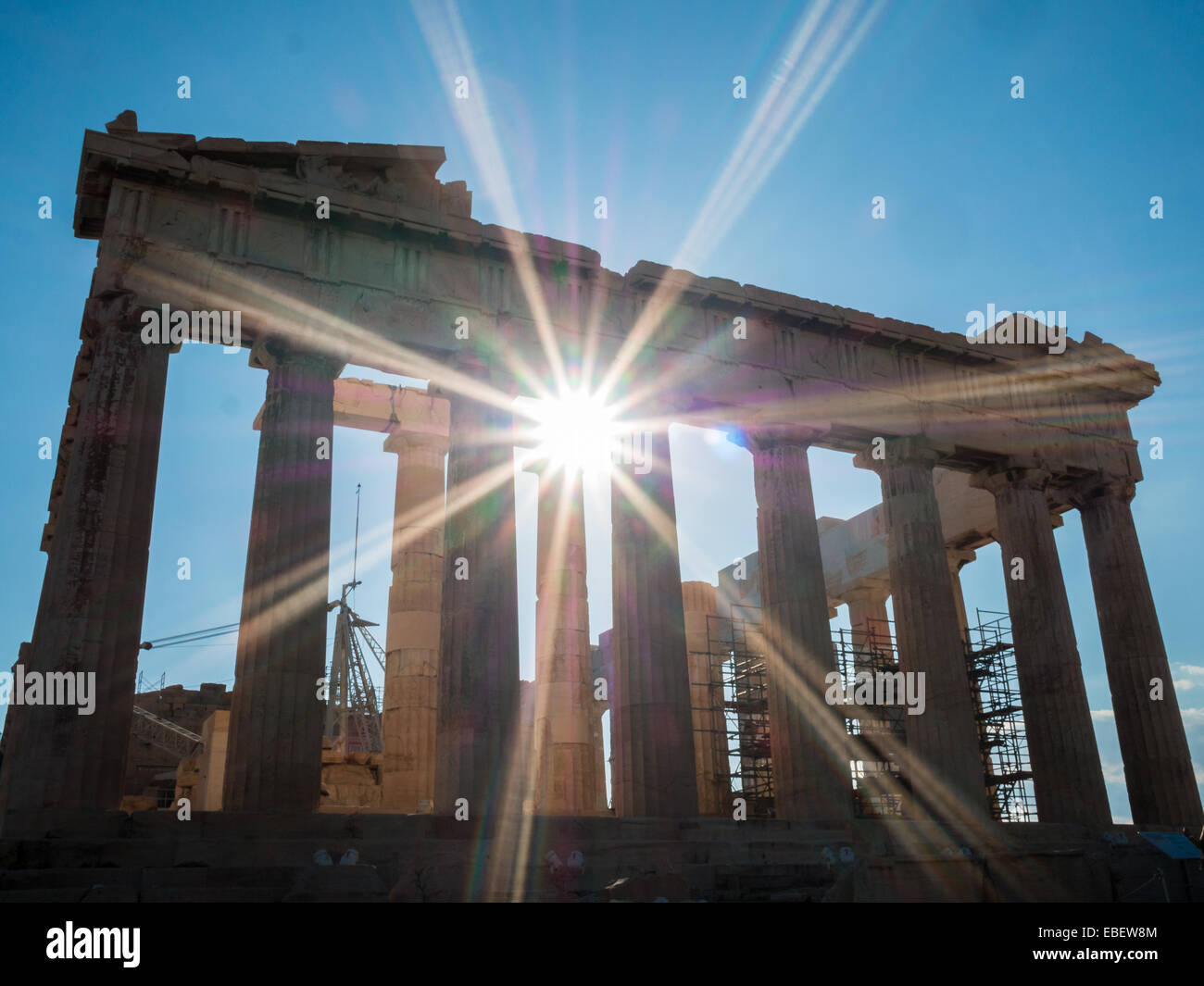 The sun shinning through the columns og the Parthenon temple ruins ...