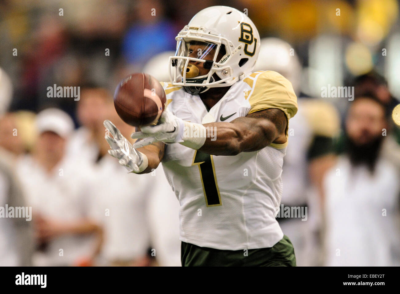 Baylor Bears receiver Corey Coleman (1) tries but can't haul in a Bryce ...