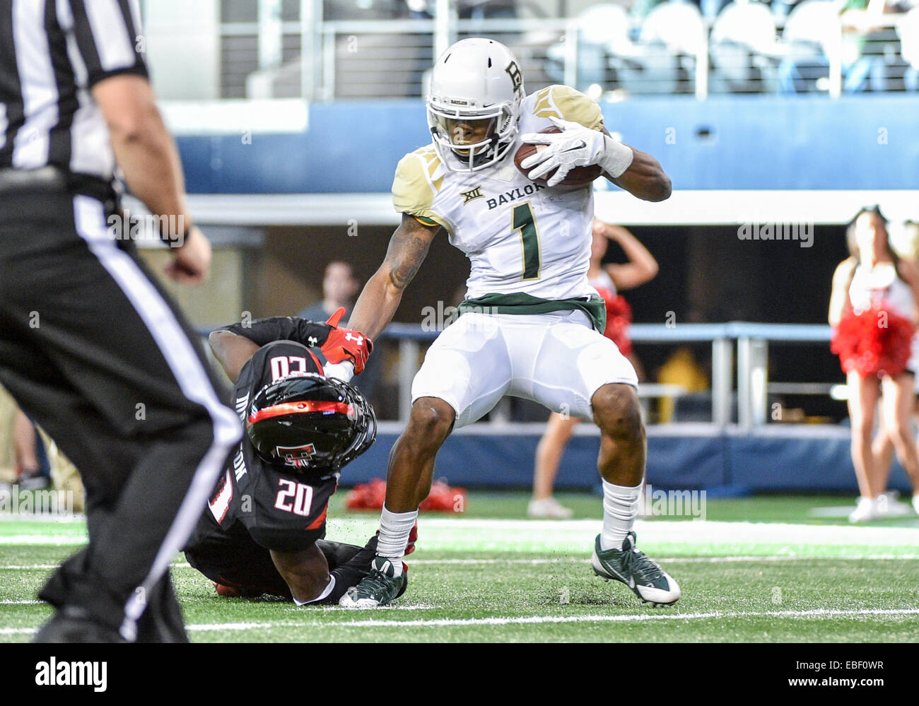 Baylor Bears running back Corey Coleman (1) catches a pass for a ...