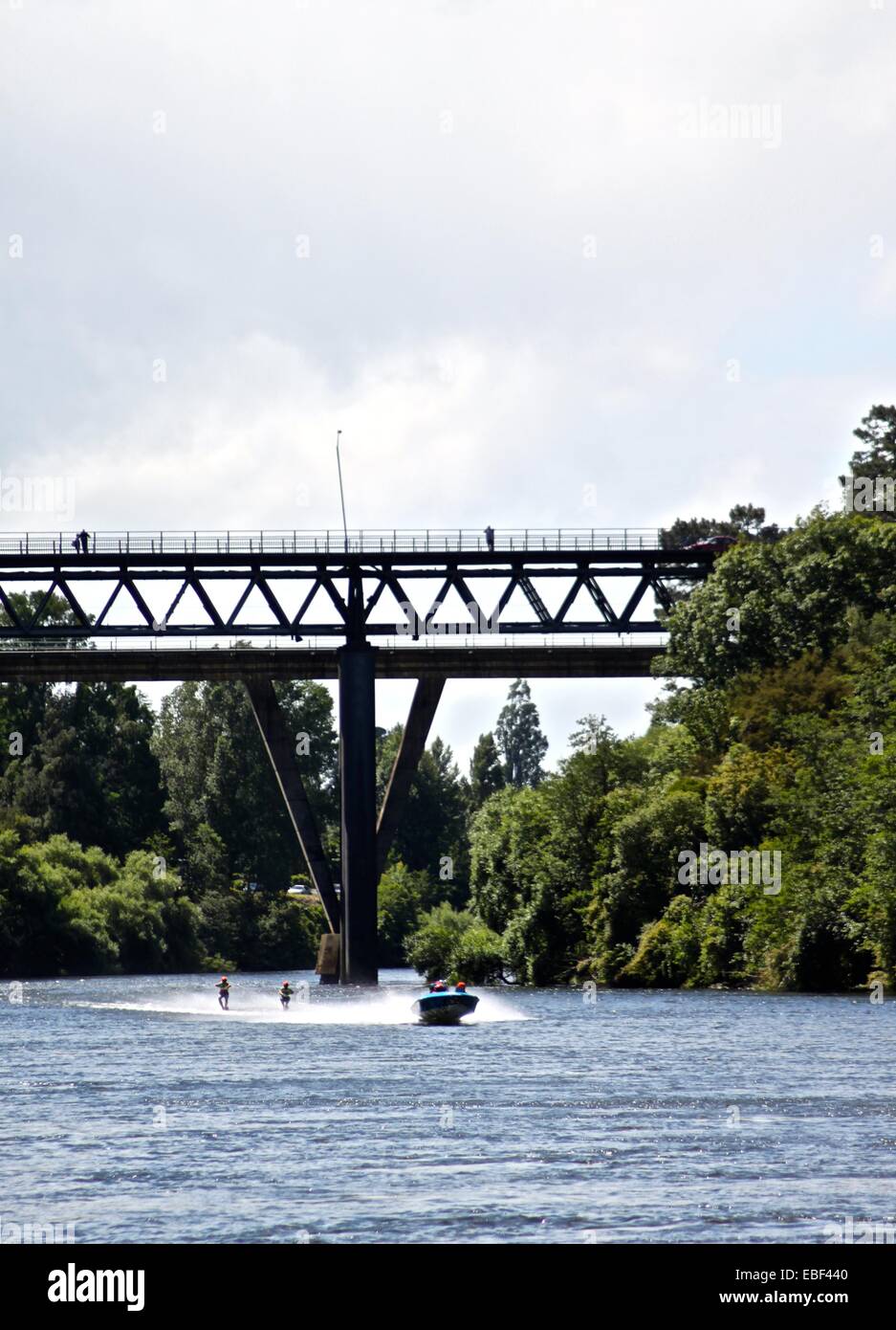 Action from the 2014 Bridge to Bridge Water Ski Classic on the Waikato ...