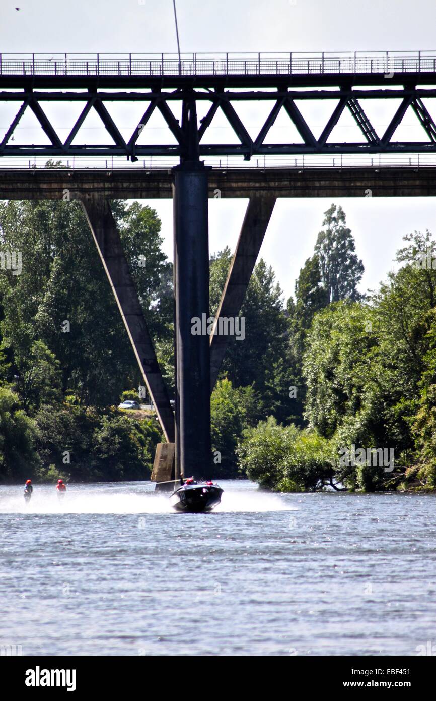 Action from the 2014 Bridge to Bridge Water Ski Classic on the Waikato ...