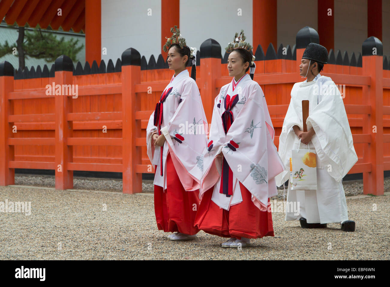 Shrine maiden hi-res stock photography and images - Alamy