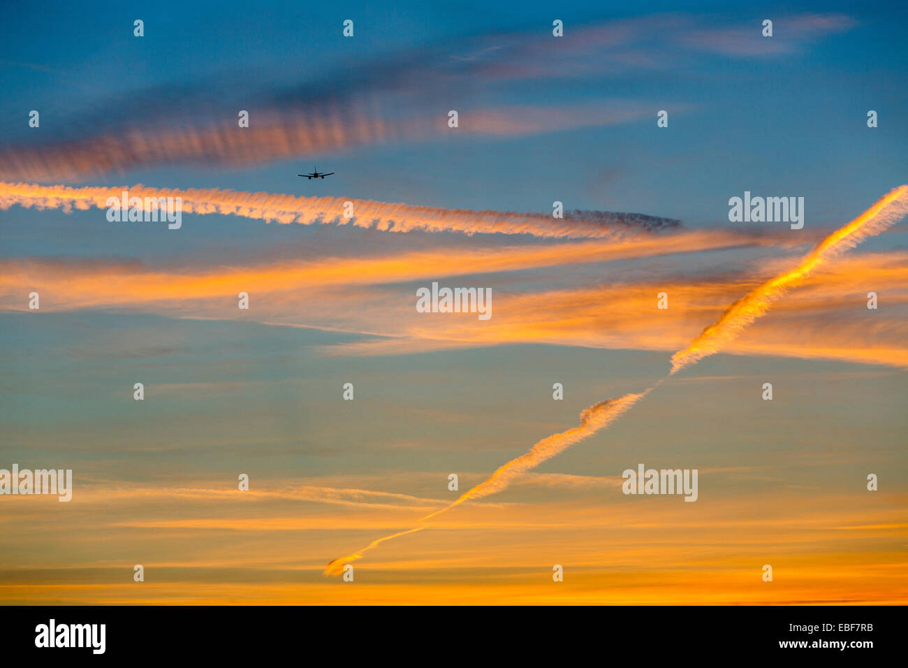 Night sky contrails hi-res stock photography and images - Alamy