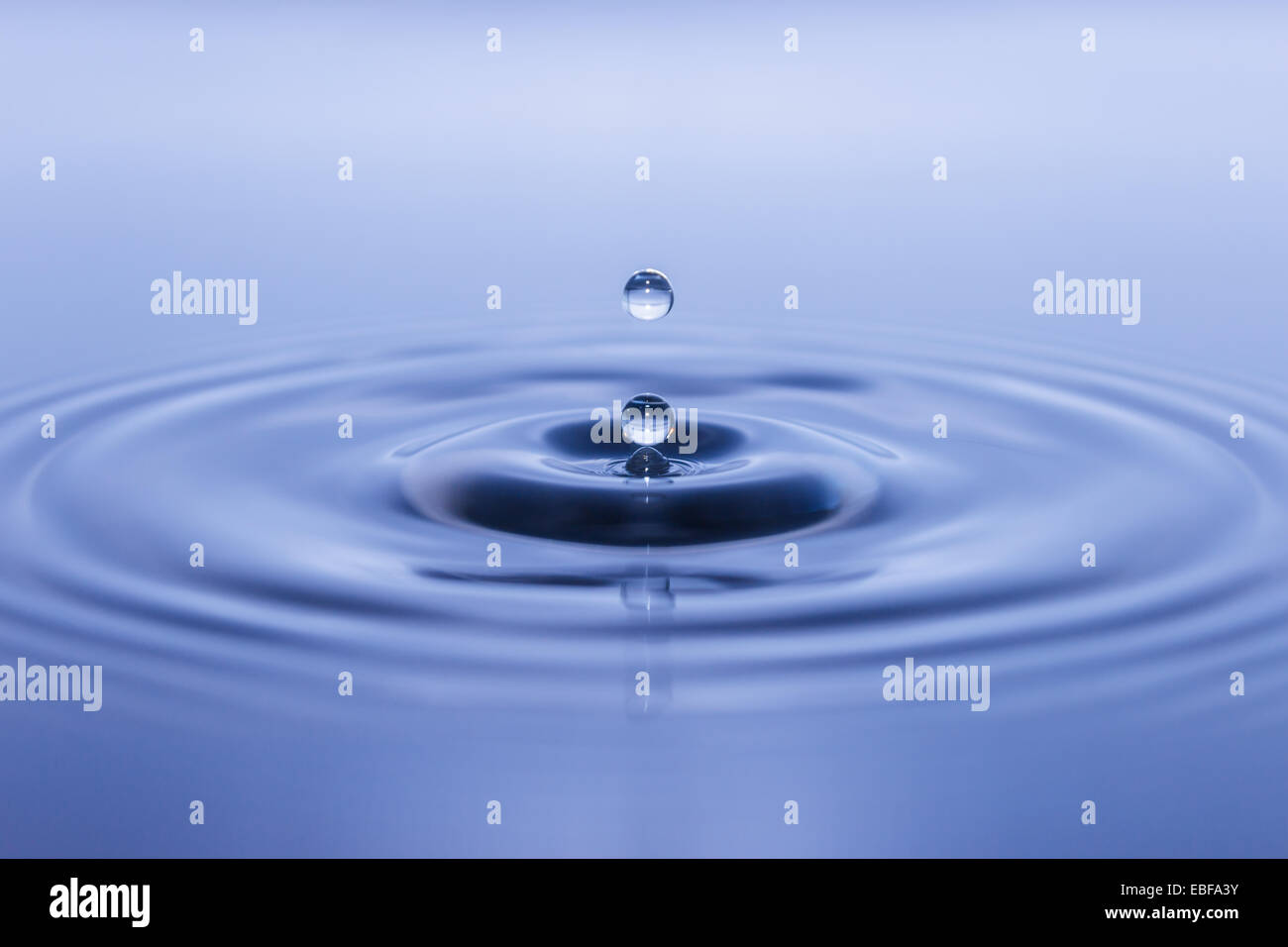 Blue water splashing on a backdrop Stock Photo - Alamy