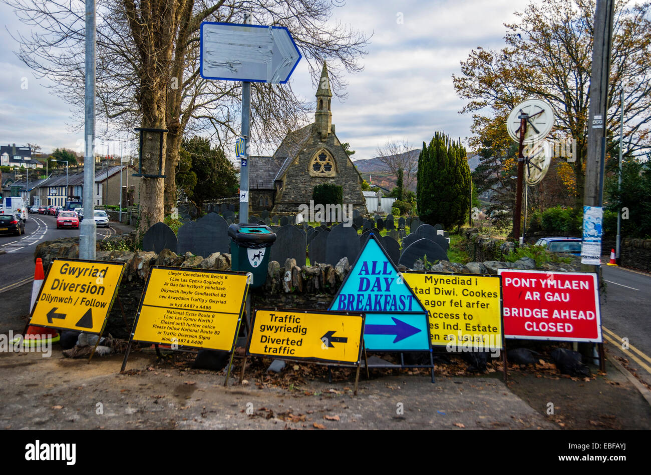 Road signs in wales hi-res stock photography and images - Alamy