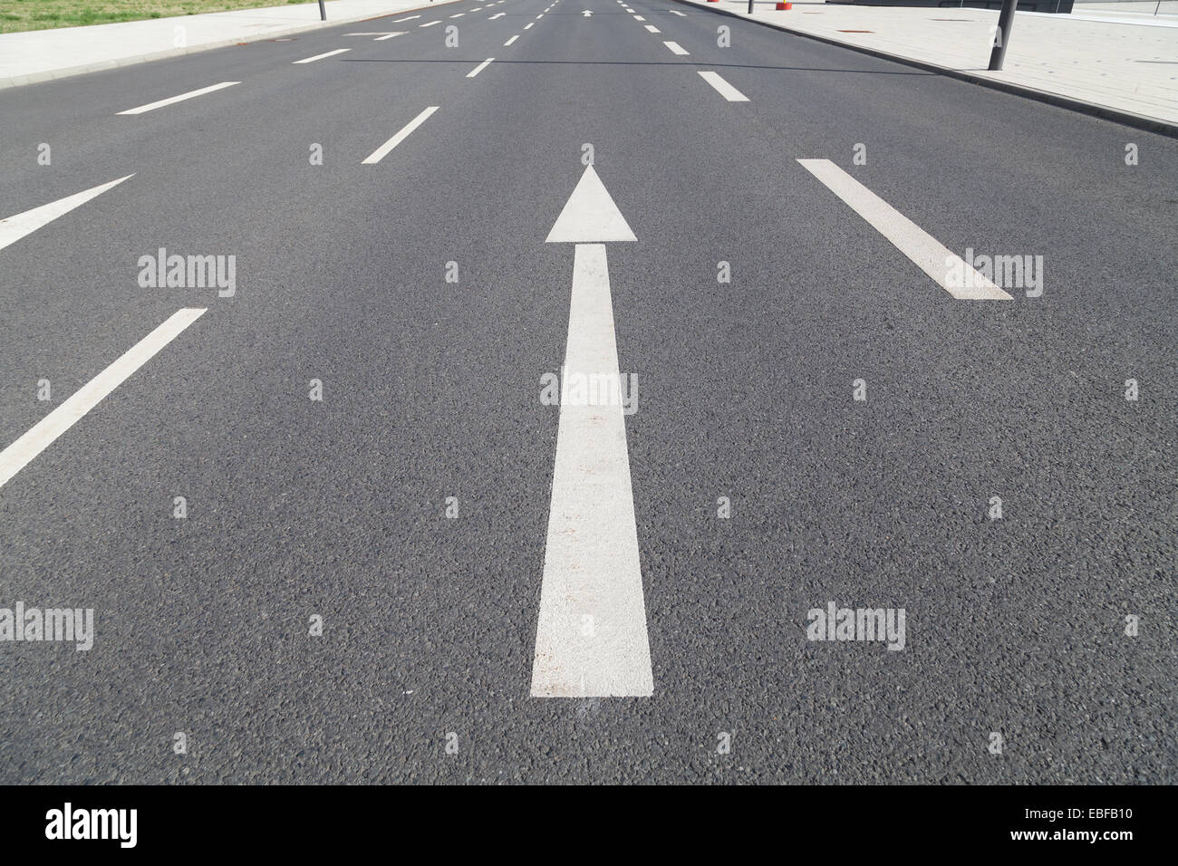 Straight arrow sign hi-res stock photography and images - Alamy