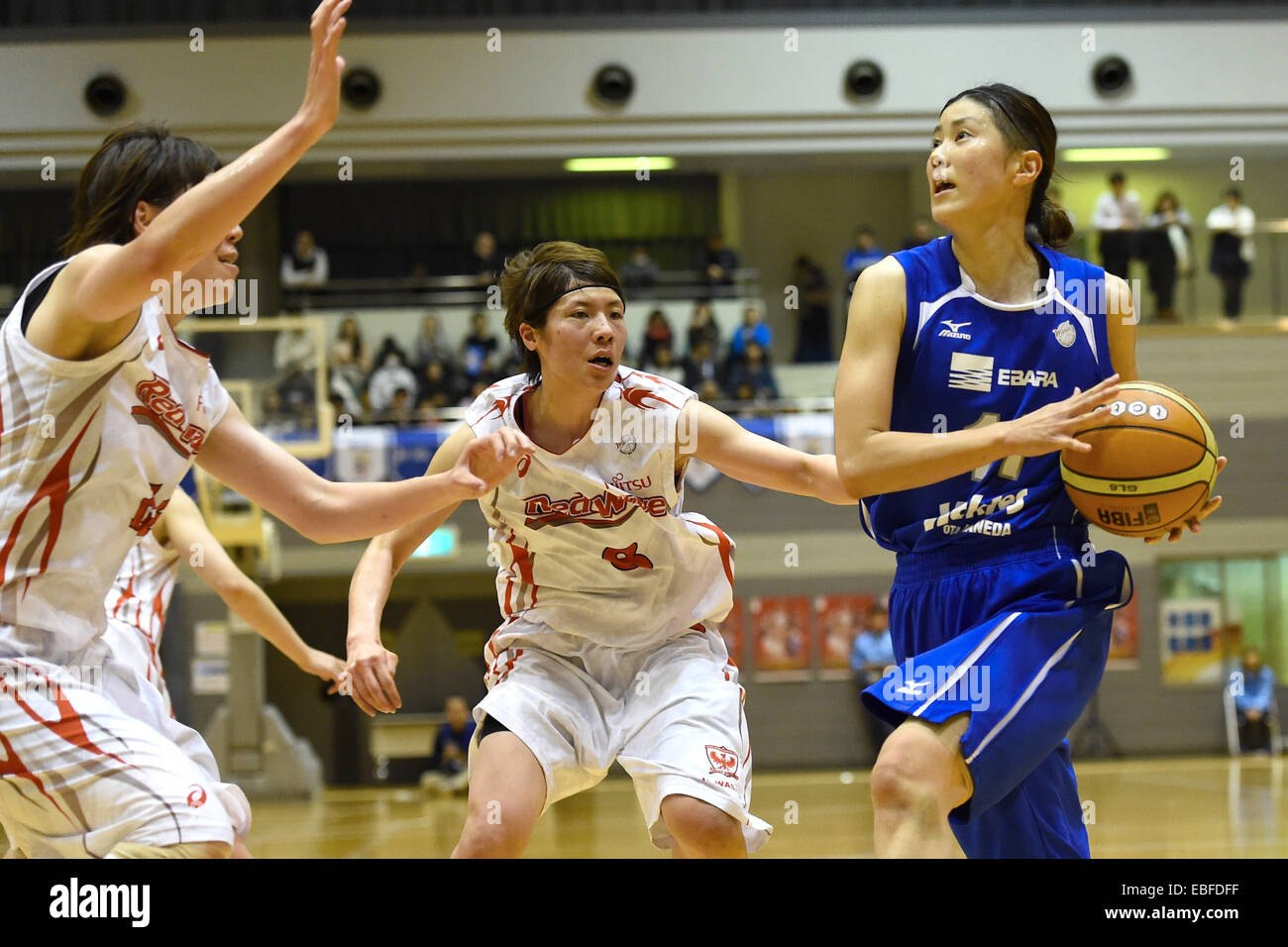Nerima Hikarigaoka Gymnasium, Tokyo, Japan. 30th Nov, 2014. (L-R) Ayumi Suzuki (Redwave), Yuki ...