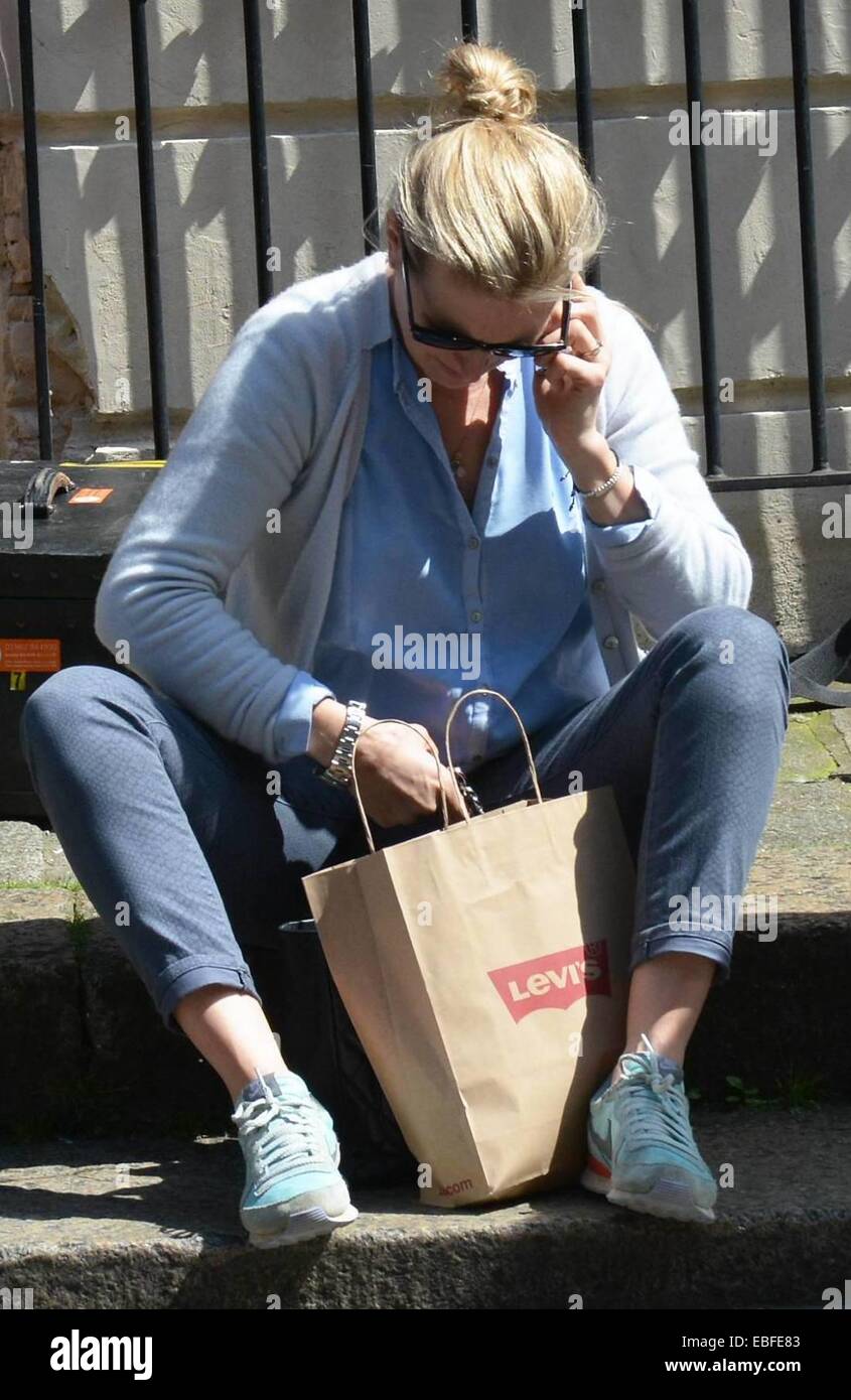 Celebrity chef Rachel Allen spotted sitting on the step outside ...