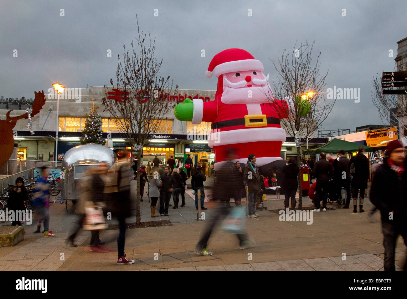 Wimbledon station forecourt hi-res stock photography and images - Alamy