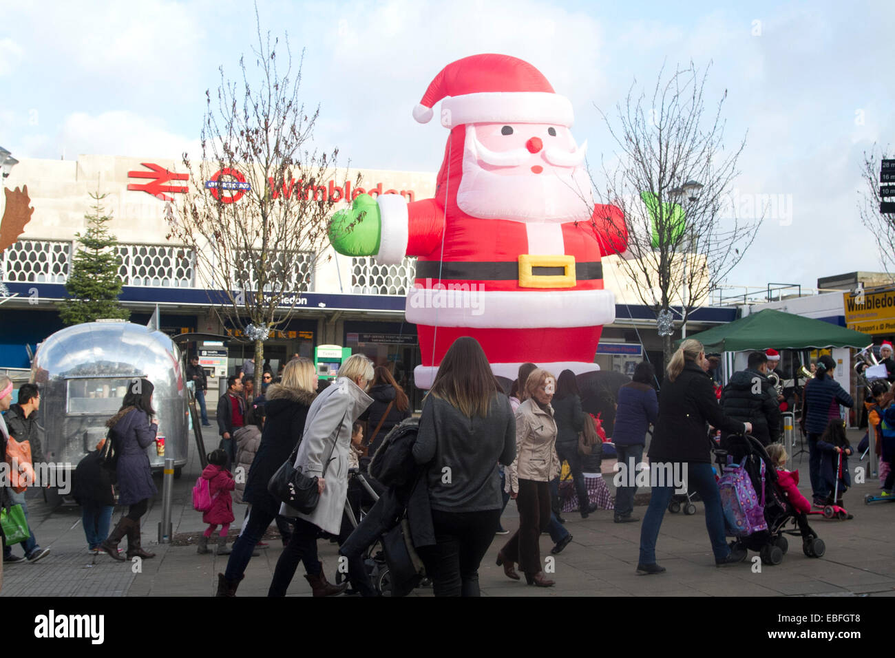 Wimbledon station forecourt hi-res stock photography and images - Alamy