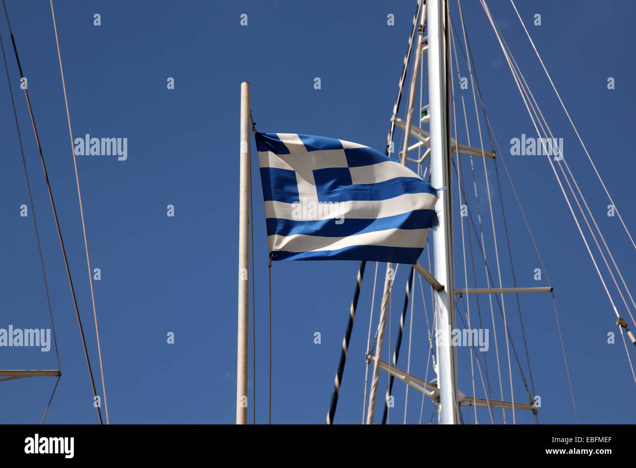Greek flag on the mast of a yacht against a clear blue sky Stock Photo ...