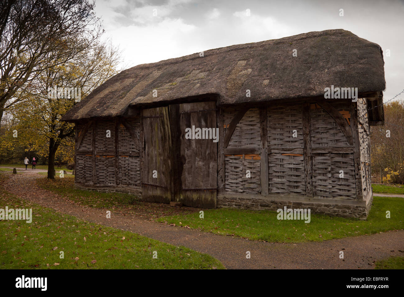 Old thatched farm buildings hi-res stock photography and images - Alamy