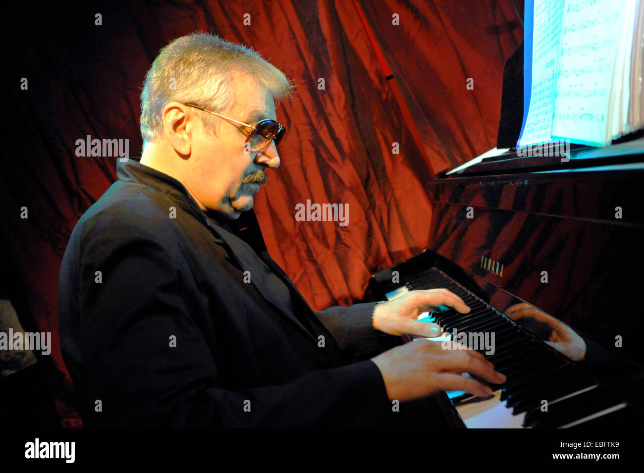 Hammond organ player hi-res stock photography and images - Alamy