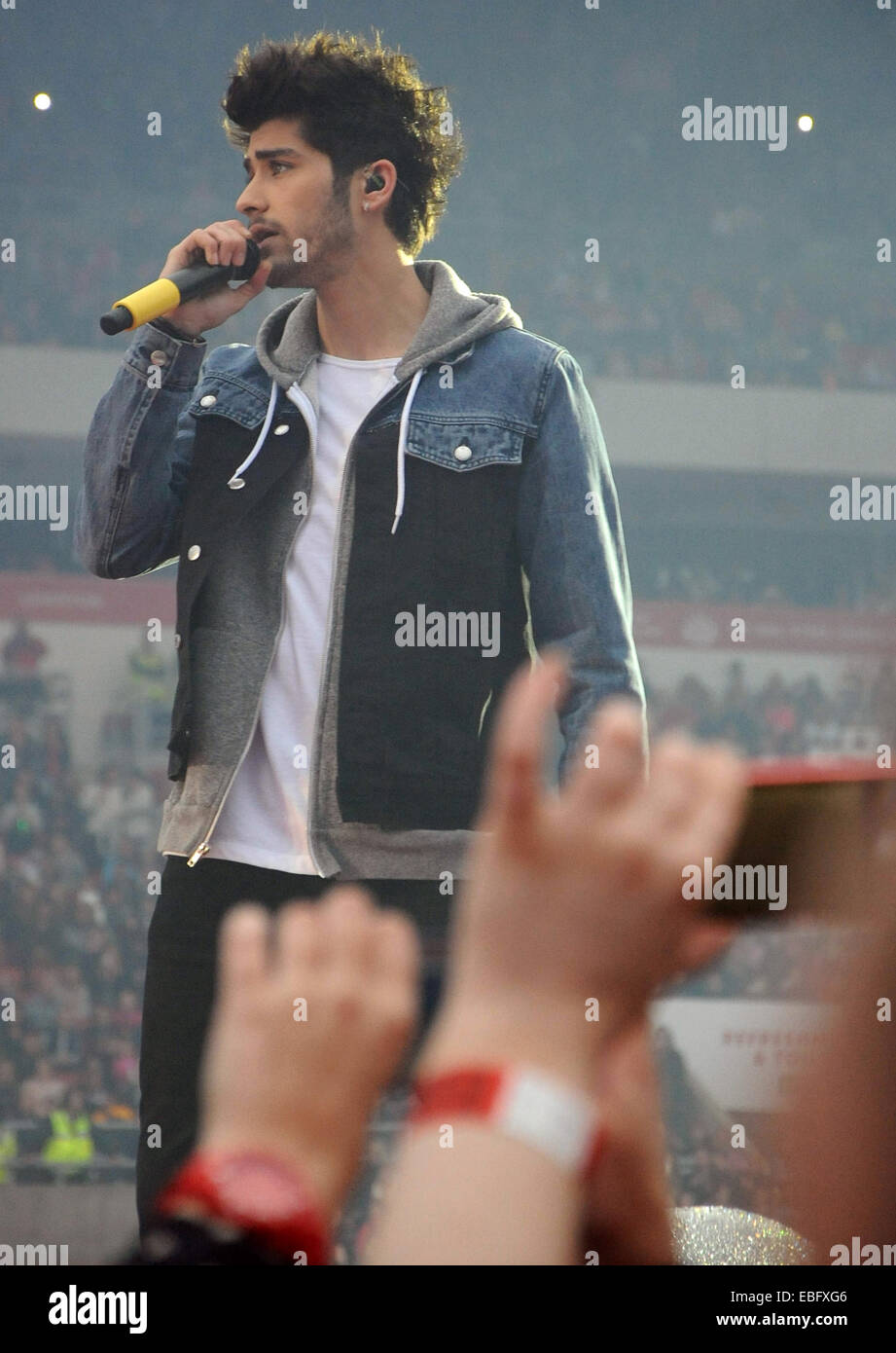 One Direction kick off their 'Where We Are Tour' at the Stadium of ...