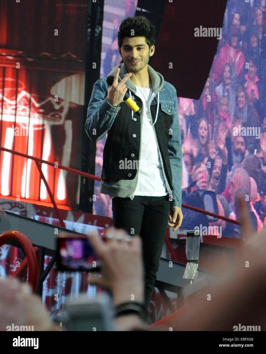 One Direction kick off their 'Where We Are Tour' at the Stadium of ...