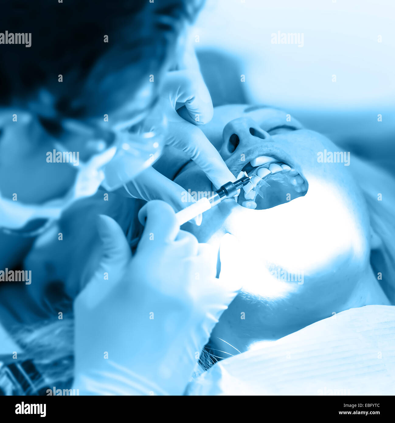 Doctor treating patient hi-res stock photography and images - Alamy