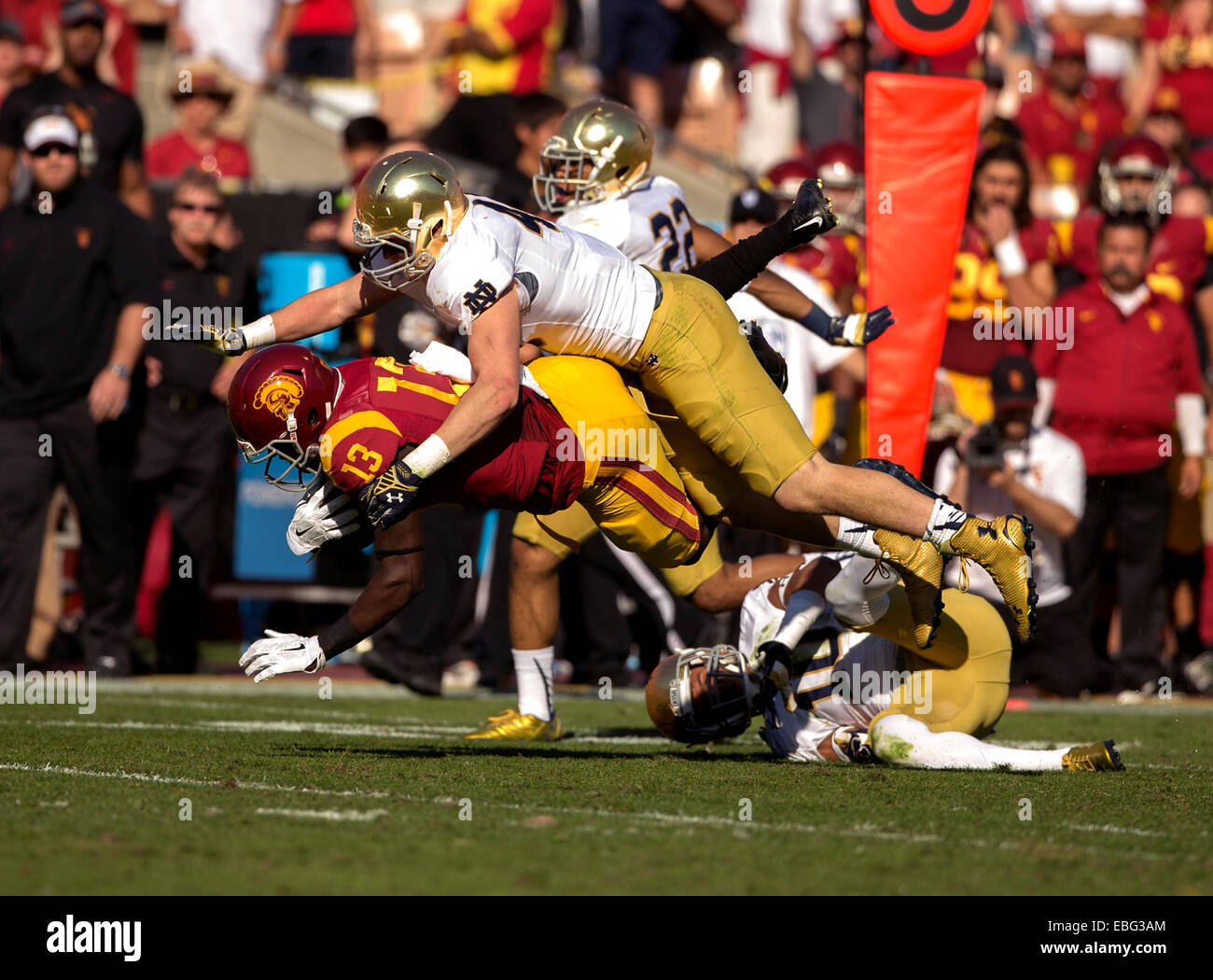 Los Angeles, CA, USA. 29th Nov, 2014. Notre Dame linebacker (48) Greer ...
