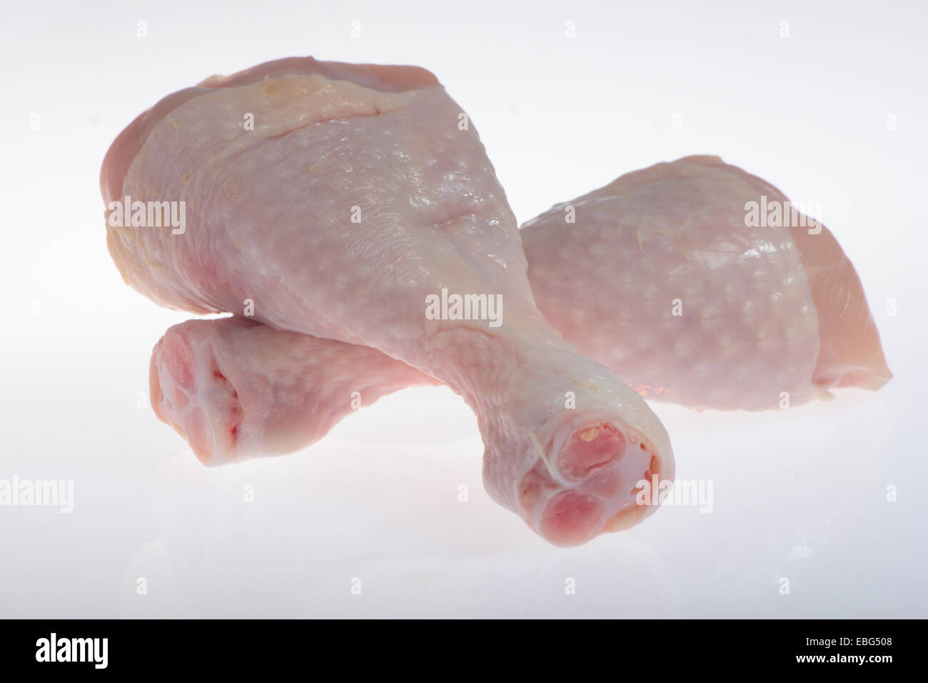 Two raw chicken drumsticks hi-res stock photography and images - Alamy