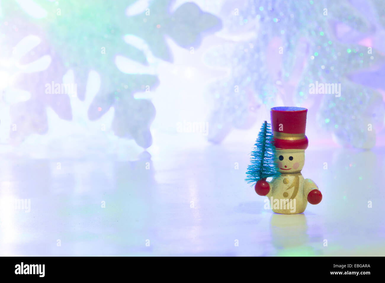 Wooden snowman on snowflake background - right corner Stock Photo - Alamy