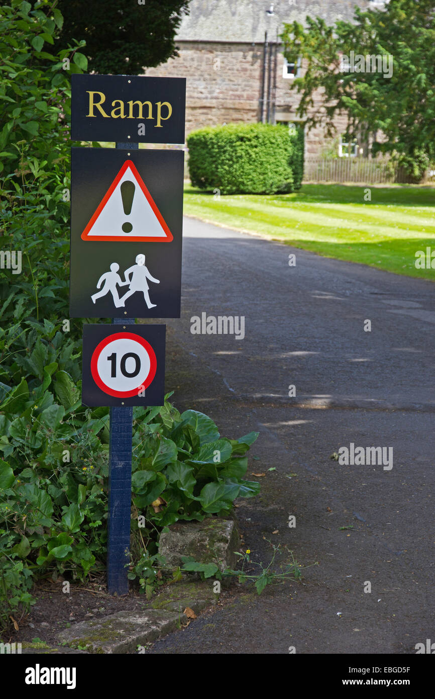 Speed restriction sign Stock Photo - Alamy