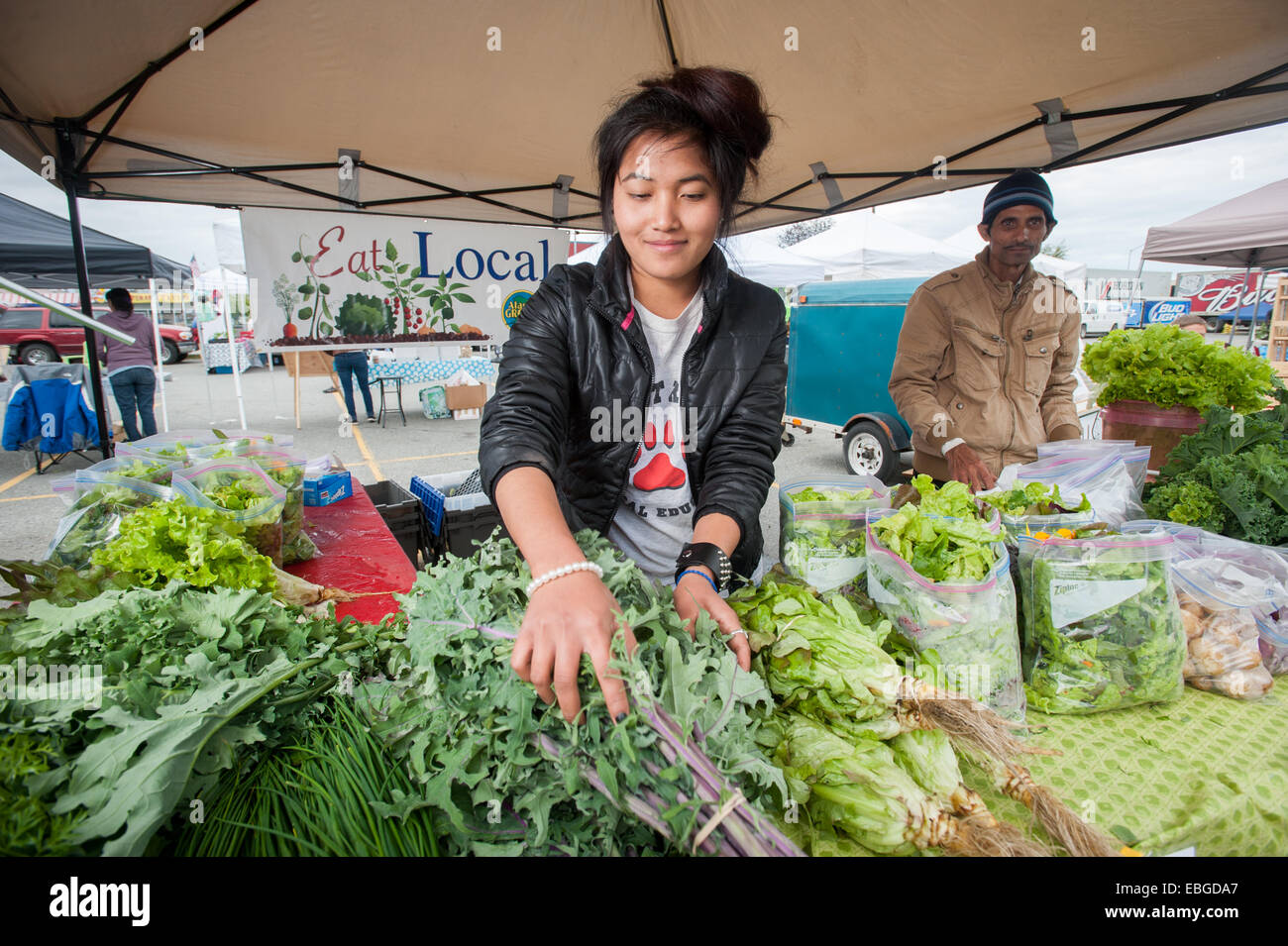 Woman selling vegetables at a farmers market Stock Photo - Alamy