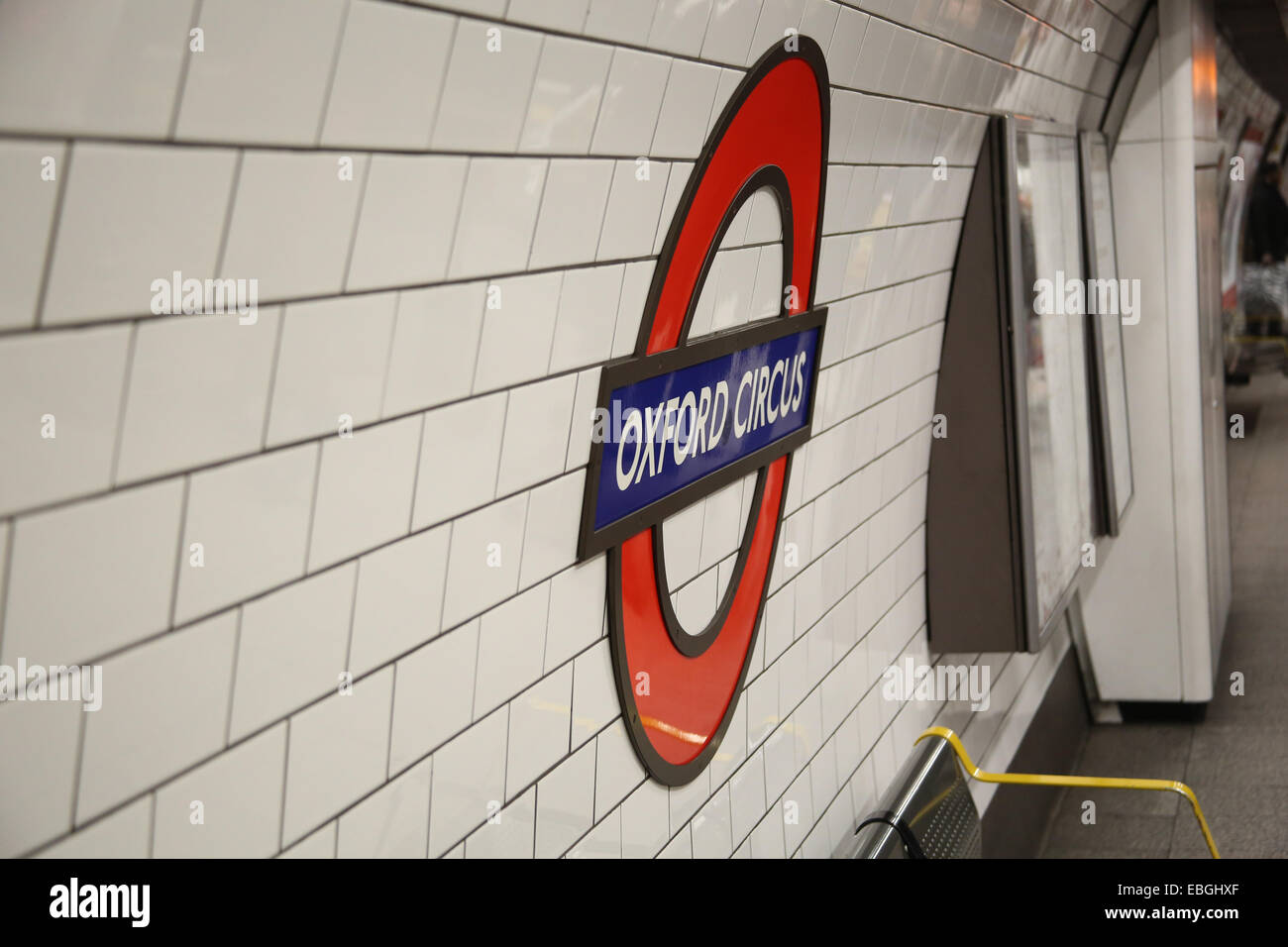 Oxford circus tube station platform hi-res stock photography and images ...