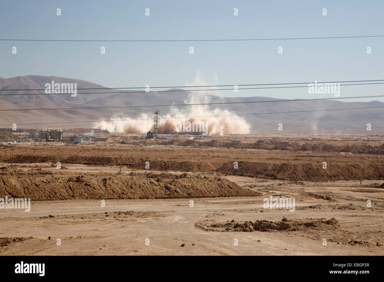 Explosions desert hi-res stock photography and images - Alamy