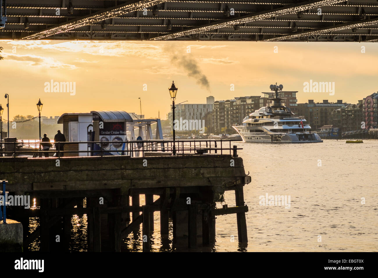 City of london river thames water jetty hi-res stock photography and ...